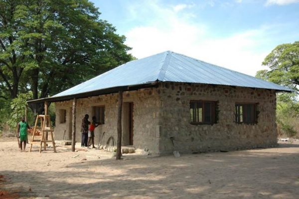A new education centre for Lolesha Luangwa | Save the Rhino